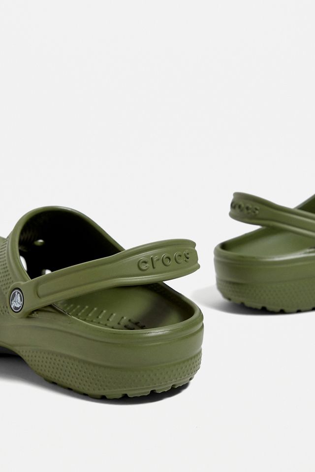 Zuecos Clásicos Crocs Verde Musgo | Urban Outfitters ES