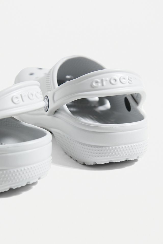 Zuecos clásicos Crocs Atmosphere | Urban Outfitters ES