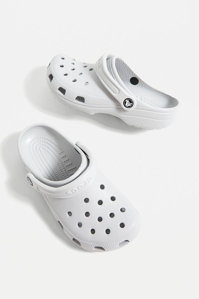 Zuecos clásicos Crocs Atmosphere | Urban Outfitters ES