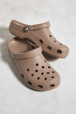 Sabots classiques Crocs Latte | Urban Outfitters FR