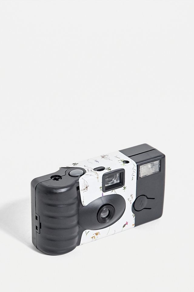 Lola Single-Use Flash Camera | Urban Outfitters UK