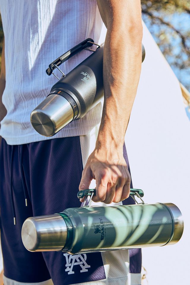 Stanley Green Legendary Classic Bottle | Urban Outfitters ES