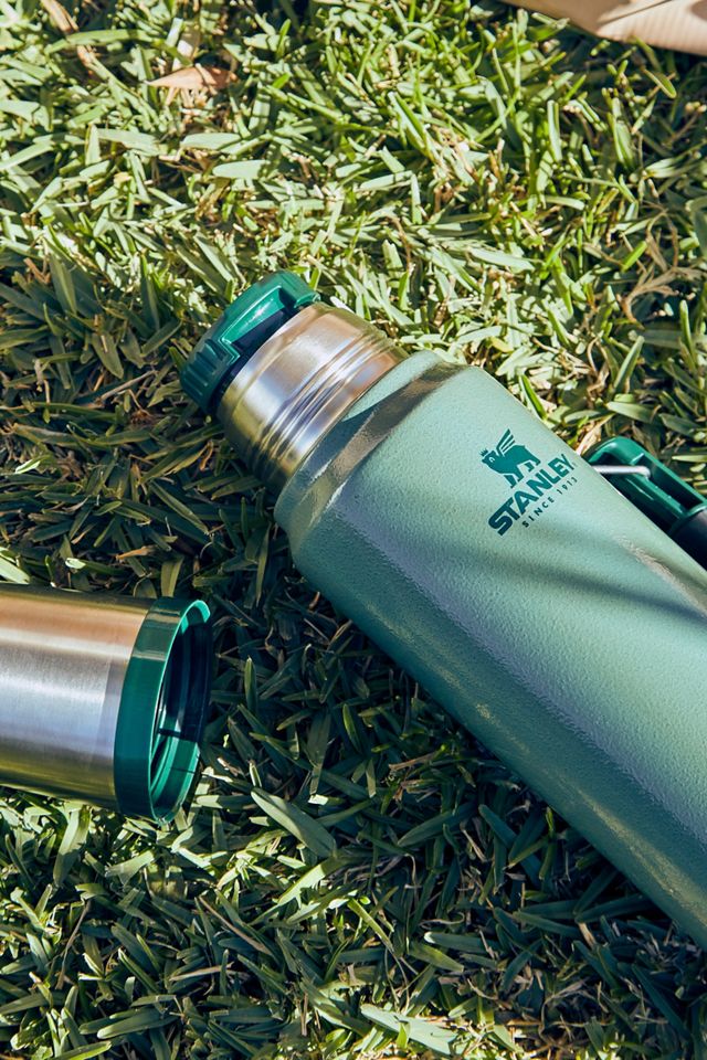 Stanley Green Legendary Classic Bottle | Urban Outfitters ES