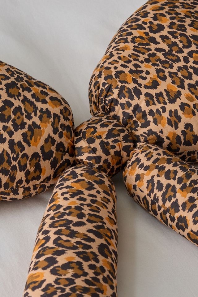 Cojín con Lazo Estampado de Leopardo | Urban Outfitters ES