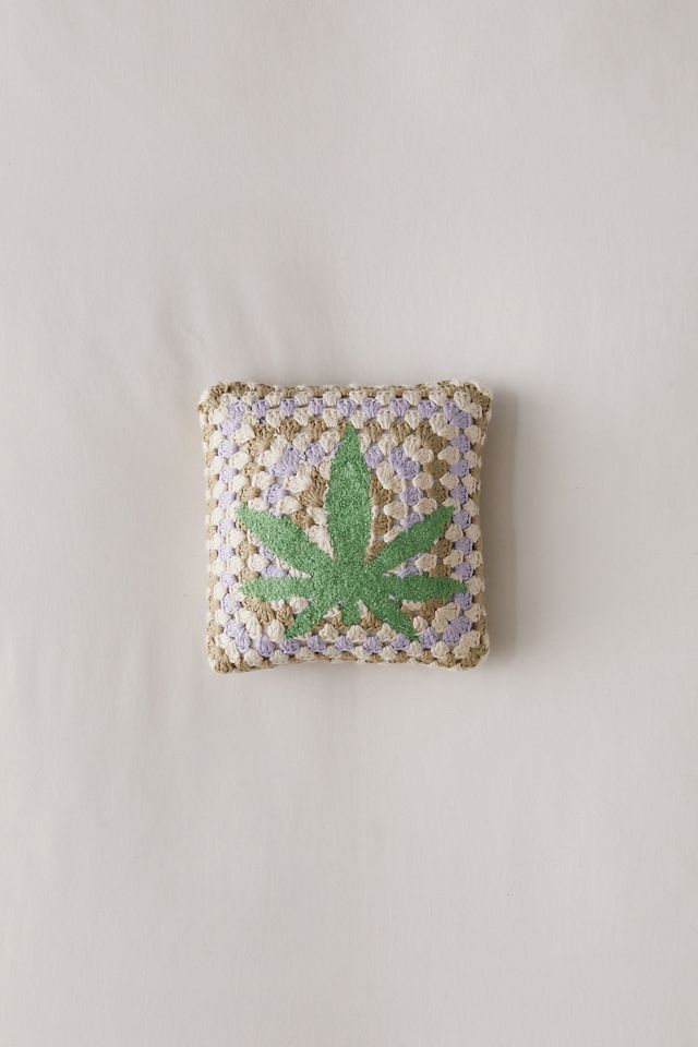 Mini coussin en crochet Happy Leaf | Urban Outfitters FR