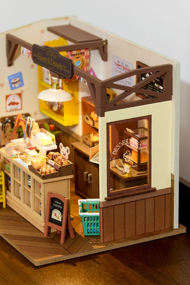 Rolife DIY Miniatur Haus Beckas Backhaus | Urban Outfitters DE