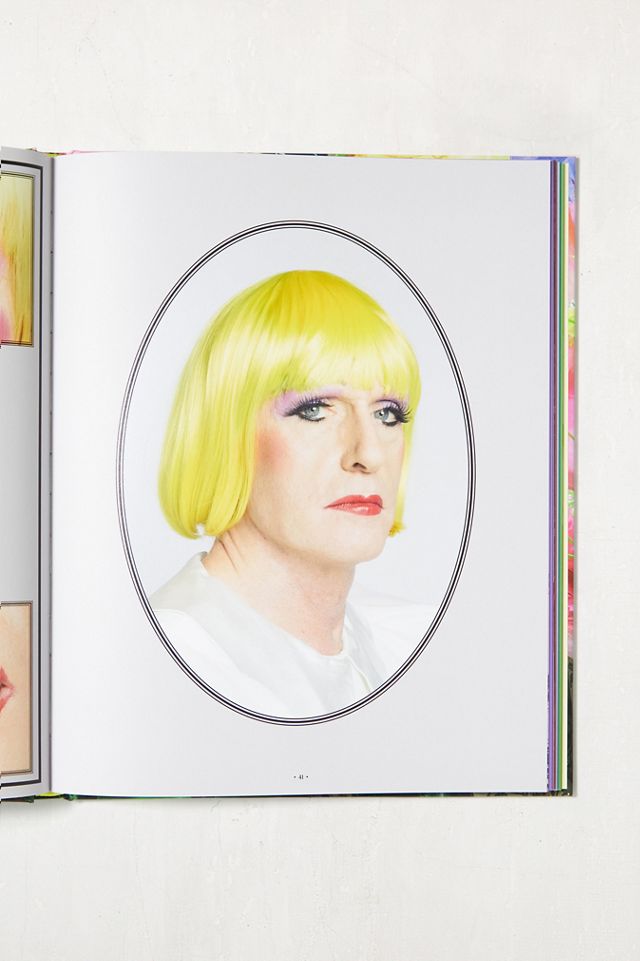 MUSA: Un Retrato De Grayson Perry Por Richard Ansett | Urban Outfitters ES