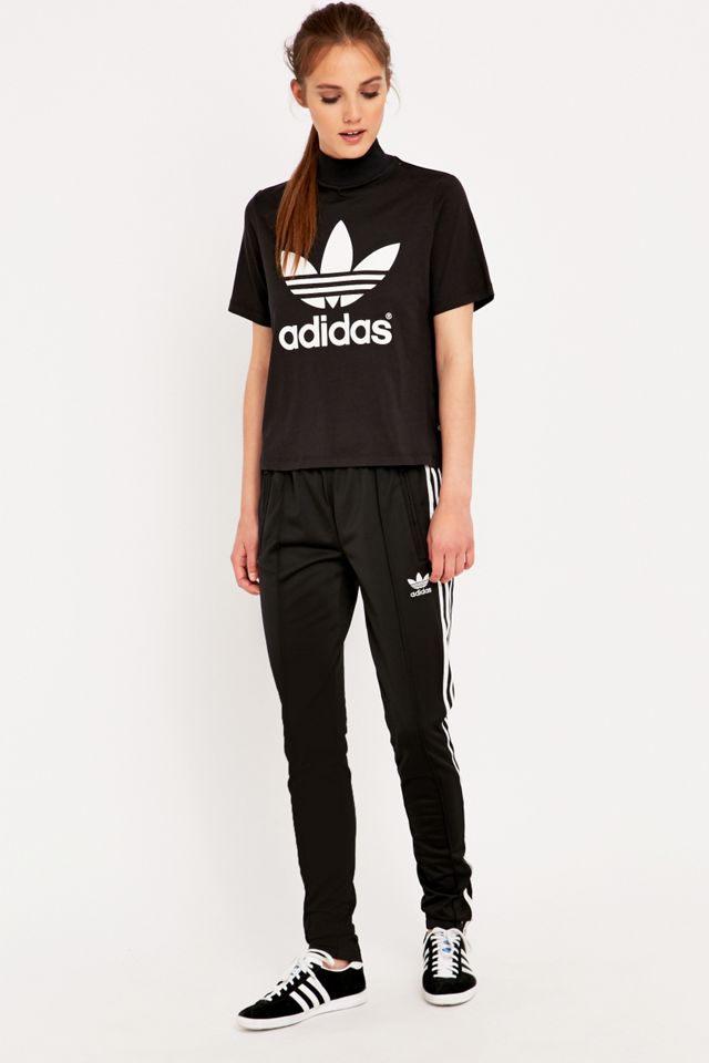 adidas-t-shirt-berlin-in-schwarz-mit-stehkragen-urban-outfitters-de